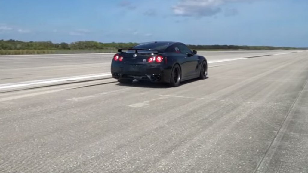 Insane 1,100 HP Nissan GT-R Hits 235 MPH