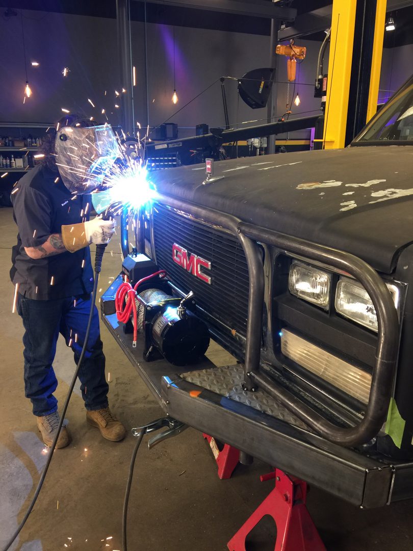 Unbreakable Suburban : Music City Trucks