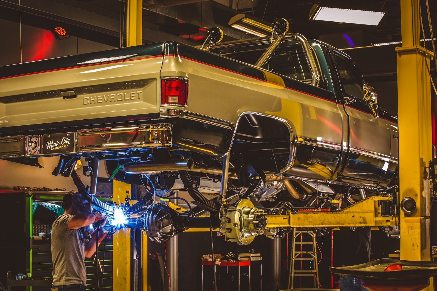 Faux Guy K10 Square Body Truck : Music City Trucks