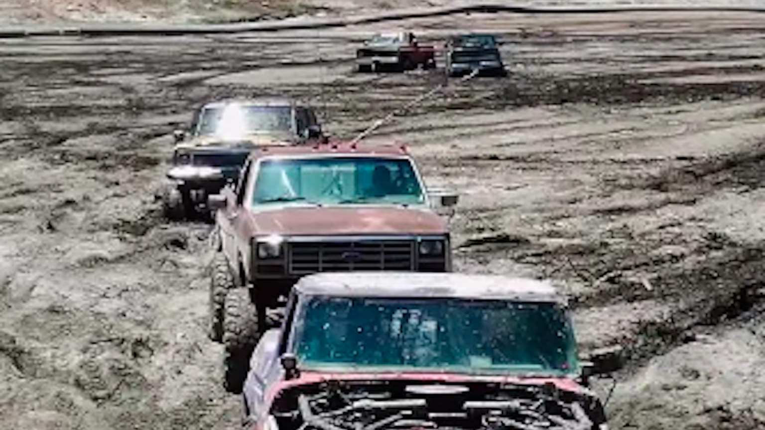 These Off-Roading Trucks Formed a 5-Person Tow Line To Rescue Their ...