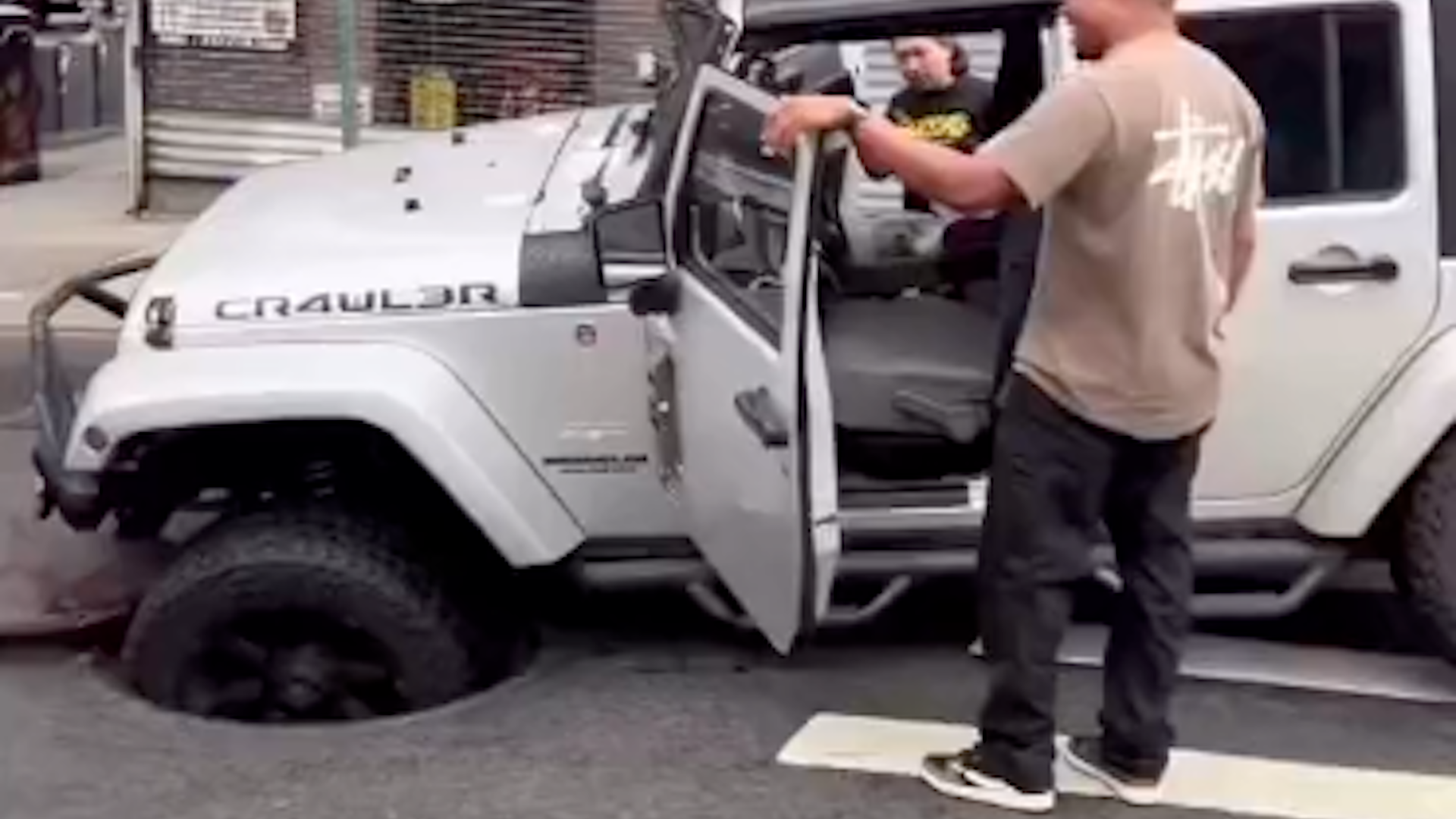 Jeep Wrangler Gets Ironically Stuck in a NYC Manhole; New Yorkers ...