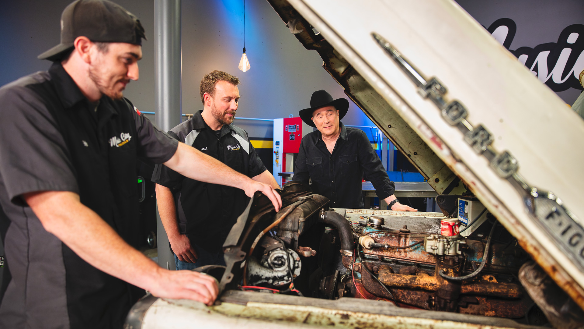 Clint Black’s F100 : Music City Trucks